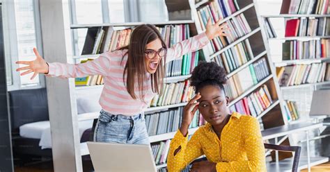 직장에서 몰려들기 젊은 야심 찬 여성 상사가 새로운 불행한 여성 직원에게 소리를 지르고 있습니다 직장에서의 무례 젊은
