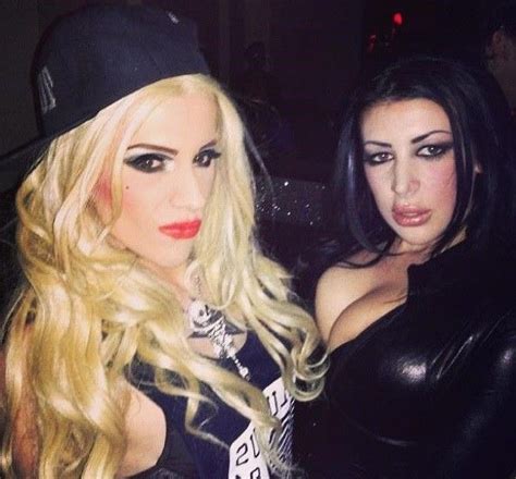 Foto De Micky Syndrome Is A Fox With Her Shemale Friend While In Latex Fota Lett