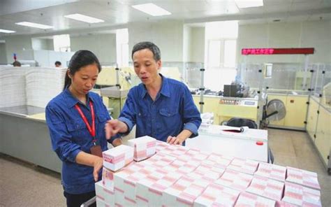 每天有上千万人民币经他们的双手，在他们眼中人民币只是产品