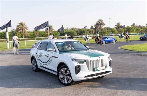 迪拜警车新成员：挂8号牌的红旗e Hs9，与宾利法拉利为伍，不掉面 知乎