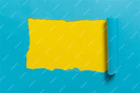 찢어진 종이 아래에 기록된 중요 정보 찢어진 메모장 아래 중요한 정보 찢어진 워크시트 아래에 표시된 중요 데이터 프리미엄 사진