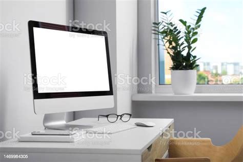 흰색 테이블에 현대적인 컴퓨터와 스마트폰이 있는 직장 디자인 모형 0명에 대한 스톡 사진 및 기타 이미지 0명 공란 노트북 Istock