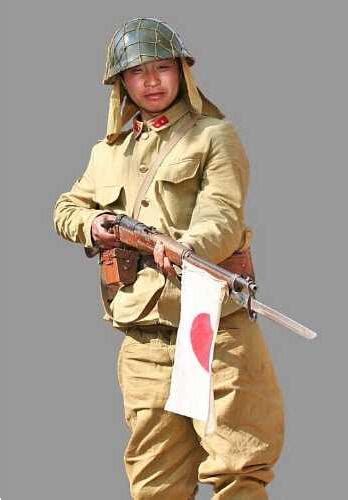 二战时士兵头上的钢盔为何带一层网，日军帽子上的披帘用处特殊 每日头条