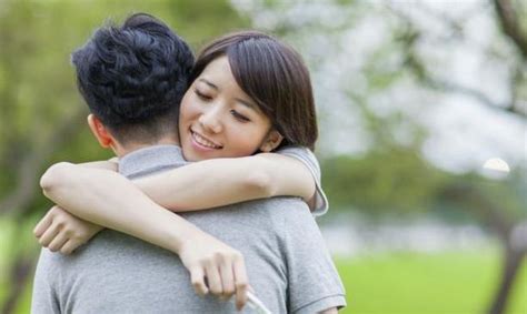 互相拥抱对身体有哪些好处？ 手机凤凰网