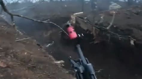 俄军士兵作战画面曝光 持续射击枪管烧得通红时讯看看新闻网