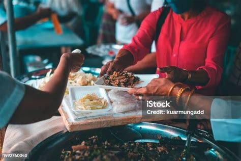 배고픈 가난한 사람들에게 자원 봉사자로부터 무료 음식 제공 음식 기부 개념 음식 공유 개념에 대한 스톡 사진 및 기타 이미지 개념 개념과 주제 거지 Istock