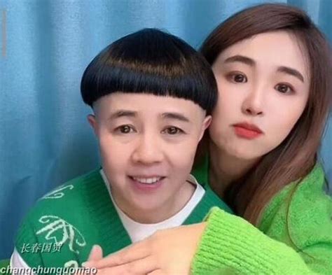 官宣订婚后，“金龟子”刘纯燕女儿女婿首次露面，甜蜜互动秀恩爱