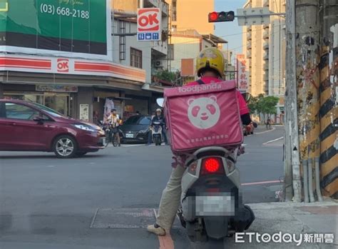 半夜叫熊貓！外送員請吃「鹽酥雞」 妹子愣30秒想甩門：下次改叫ubereats Ettoday生活新聞 Ettoday新聞雲