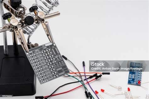 회색 회로 기판 납땜 하는 도움에 손 전선 및 백그라운드에 다른 메인보드 기술 납땜 과정을 하기 전에 0명에 대한 스톡 사진 및 기타 이미지 Istock