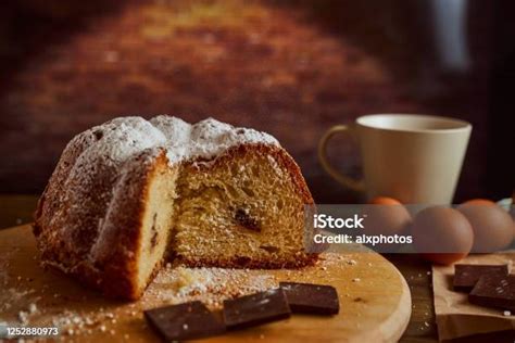 수제 컵케이크를 초콜릿 크림과 함께 달걀과 차 한 잔을 나무 판에 넣습니다 검은 색 배경 0명에 대한 스톡 사진 및 기타 이미지 0명 건강한 생활방식 건포도 Istock