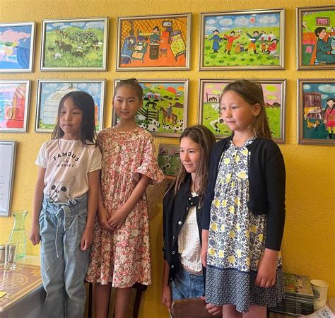 Франц зохиолчийн номын зургийг монгол охин зуржээ News Mn