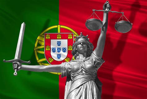 법에 대 한 커버 포르투갈의 국기 배경 테미스 정의의 하나님의 동상 정의의 원래 동상입니다 Femida 규모와 포르투갈 플래그 3 차원 렌더링 정의의 상징 국가 관광명소에