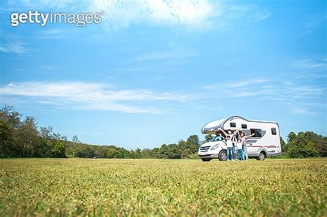 캠핑 캠핑트레일러 트레일러 여행 휴양 컨셉 미소 가족 자식두명과가족 자식 만족 손들기 이미지