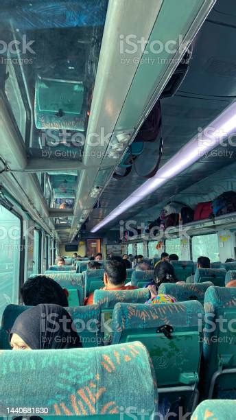 인도 열차 객차 내부의 클로즈업 이미지 열린 오버헤드 수하물 칸 그물 보관 가방이 있는 좌석 전경에 초점 객차에 대한 스톡 사진