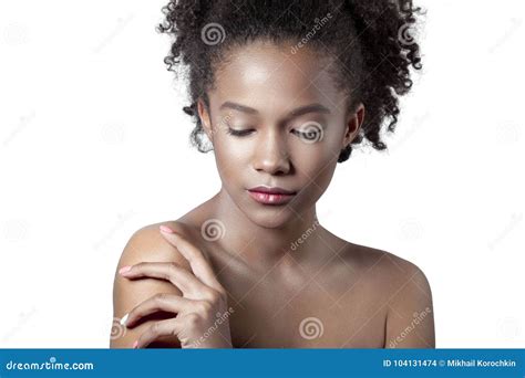 Muchacha Hermosa Joven Del Mulato Con El Primer Perfecto Limpio De La