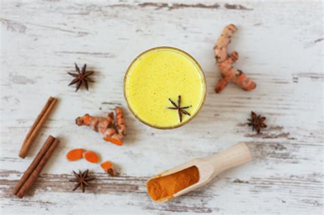 계피와 다른 향기로운 향신료 최고 보기와 황금 심 황 우유 건강하고 향기로운 해독 음료 한방 의학 항 염증 치료 가루로 빻은에 대한 스톡 사진 및 기타 이미지 Istock