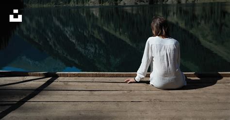 부두에 앉아 호수를 바라보는 여자 사진 Unsplash의 무료 회색 이미지