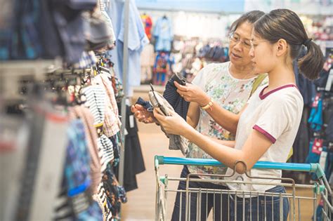 아시아 가족 어머니 과 십대 소녀 즐길 쇼핑 에 직업 에 판매 상점 쇼핑몰 2명에 대한 스톡 사진 및 기타 이미지 2명 30 39세 가족 Istock