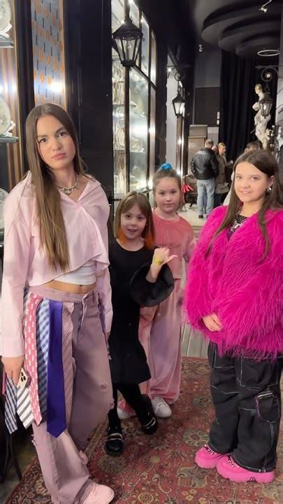 Да кто эта девочка с черными волосами Youtube