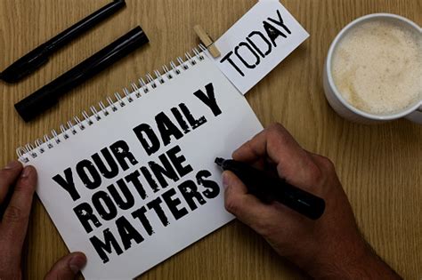 당신의 매일 일상적인 문제를 보여주는 텍스트 기호 개념 사진 생활을 건강 한 클립 유지 우 디 책상에 메모장 손을 잡고 마커 커피 블랙 펜 서 면 좋은 습관이 있다 감정에