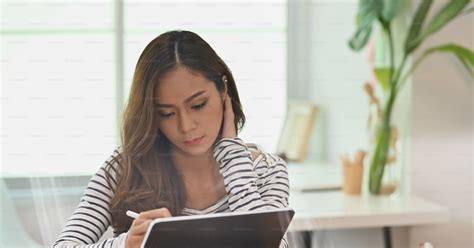 예술가 직장에서 펜과 디지털 태블릿으로 작업하는 창의적인 여성 사진 Unsplash의 설비 이미지