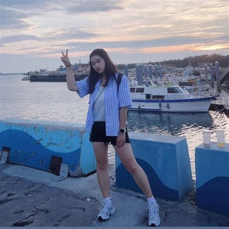 Sying 18 • Threads Say More