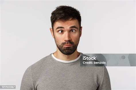 감정 사람 개념 재미 있고 구피 귀여운 수염 남자 미친 눈을 만드는 눈을 가늘게 뜨고 얼굴을 찡그리며 Pouting 장난 서 친구를 웃게하려고 흰색 배경을 서 경영자에 대한