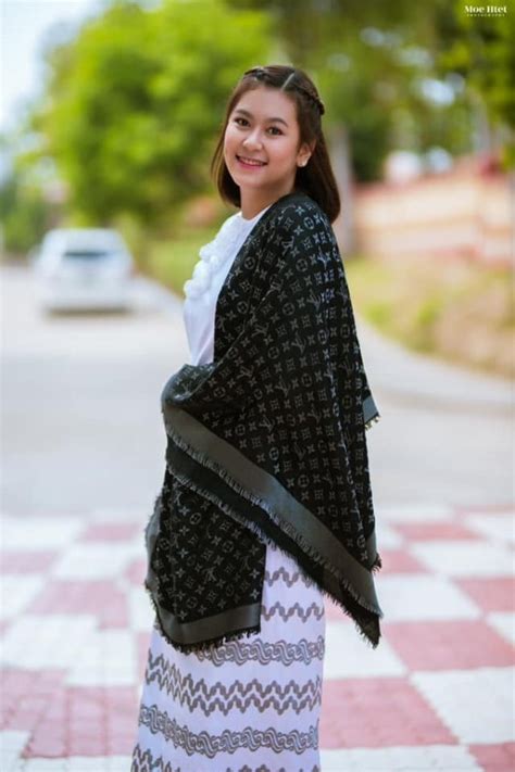 အမဖြစ်သူရဲ့ မွေးနေ့အလှူမှာ မြန်မာဆန်ဆန်လေးနဲ့ လှရက်နိုင်လွန်းတဲ့ ငွေမ