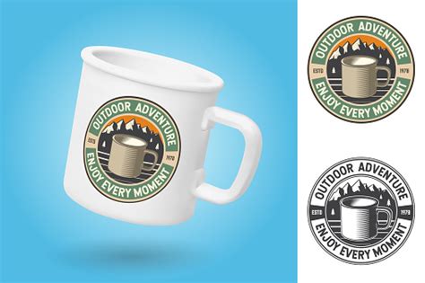 화이트 캠핑 컵 샘플 디자인이 있는 현실적인 머그 모형 템플릿입니다 매 순간을 즐기십시오 야외 모험 패치 또는 스티커 벡터