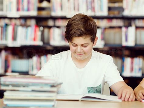 男孩高清图片 男孩在有书的图书馆里图书馆里的男孩 人像图片免费下载 格式 4200像素 编号39462310 千图网