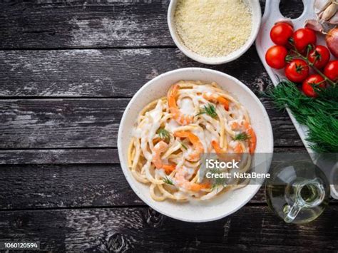 이탈리아 파스타 스파게티 새우 볘 샤 멜 소스와 다진된 딜 어두운 소박한 나무 테이블 평면도 공간 복사 0명에 대한 스톡 사진