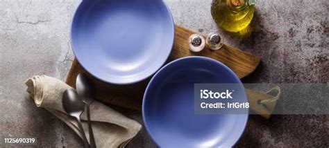 저녁 식사 또는 점심을 위해 설정 하는 테이블 테이블에 빈 접시의 배너 세련 된 주방 0명에 대한 스톡 사진 및 기타 이미지 0명 그릇 도예 Istock