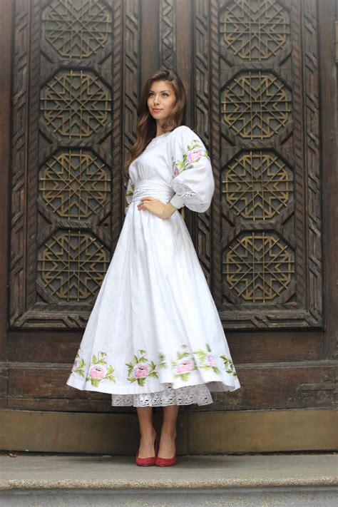 Плаття вишиванка максі біле Мак пудровий купити в інтернет магазині Синій Льон