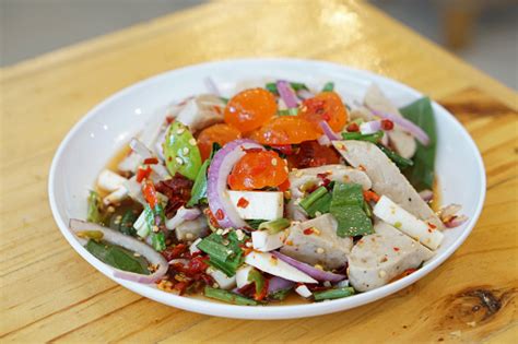 소금에 절인 달걀 노른자를 곁들인 매운 베트남 돼지 고기 소시지 샐러드 태국 전통 음식 레시피 0명에 대한 스톡 사진 및 기타 이미지 Istock