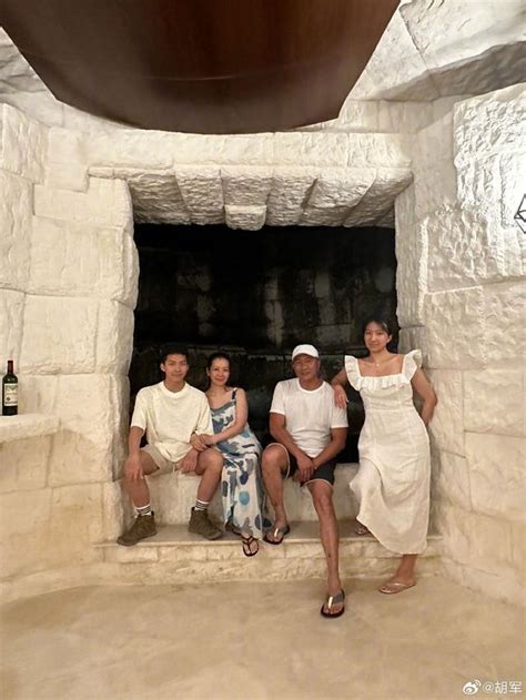 胡军分享一家四口旅行合照 14岁康康愈发显露成熟气质 新浪图片