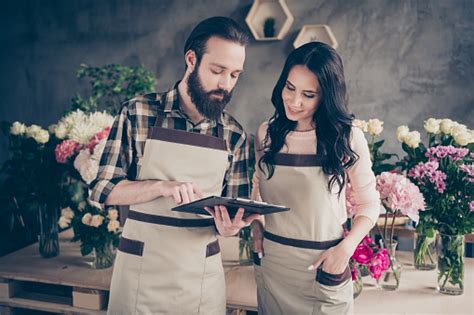 닫 다 사이드 프로필 사진 두 사람 그녀는 그녀의 여자 그를 그의 남자 흥분 적립 주문 돈 쇼 숫자 종류 조성 송이 신선한 꽃 소유자 착용 앞치마 작은 꽃가 게 룸 실내 2