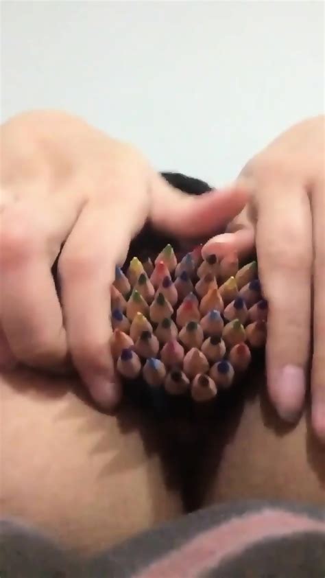 Memeknya Jadi Tempat Pensil