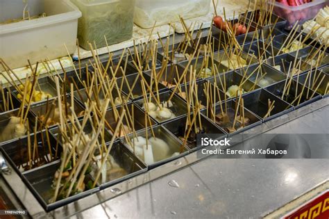 중국 길거리 음식 거리 거래 중국 하이난성 산야의 아시아 해산물 시장에서 신선한 해산물의 중국 종류 비문 음식의 이름을