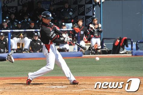 프로야구 박기혁 홈런포 Kt 2년 연속 Sk에 개막전 승리 네이트 스포츠
