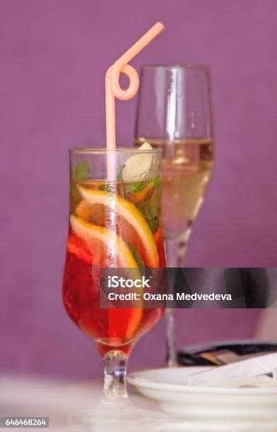 분홍색 배경에 칵테일과 샴페인을 곁들인 유리 투명 와인 잔 2잔 0명에 대한 스톡 사진 및 기타 이미지 0명 러시아 마실 것 Istock