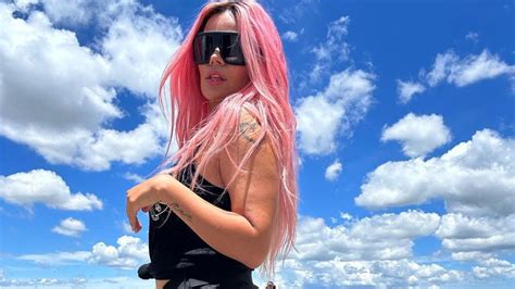 Karol G Detuvo Corazones Con Sensuales Fotos En Cucos