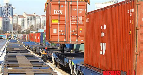 화물열차에 실리는 컨테이너