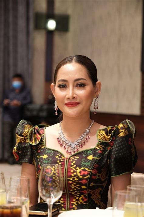 អតីតពិធីការិនី លោកជំទាវ ម៉ន ថារ័ត្ន កាន់តែជោគជ័យ ក្រោយទទួលបានពានអន្តរជាតិ Khmerload Cambodia