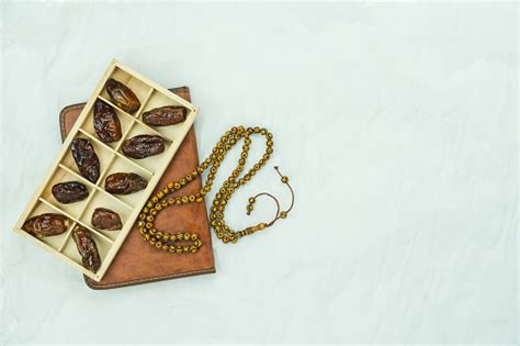 테이블 평면도 장식의 항공 이미지 라마단 카림 휴일 배경 묵 주와 플랫 누워 날짜와 코 란 책 흰색 의류에 이슬람교도를 위해 금식을 위한 할랄 식사 세트는 의무적입니다