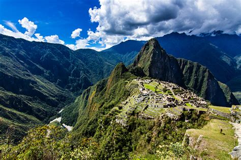 마 츄 피 츄 어쩌면 하나 남아메리카에서 가장 방문한 곳의 그것에 의하여 가치가 있다 잉카 제국의 오래 된 도시를 포위 하는 인상적인 계곡과 산 가파른 벽 0명에 대한 스톡