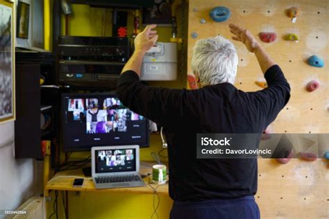 다른 환자와 함께 운동 집에서 파킨슨 병 환자의 다시 보기 치료사와 가이드 대체 요법에 대한 스톡 사진 및 기타 이미지 대체 요법 Mental Wellbeing