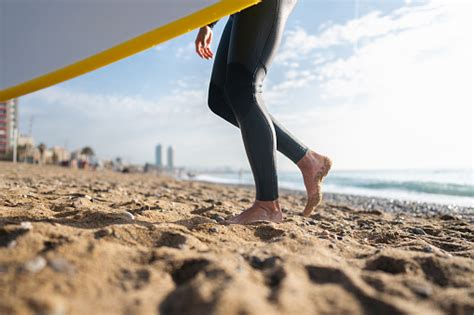 잠수복을 입은 알아볼 수 없는 남자 서핑보드를 들고 해변을 걷다 20 24세에 대한 스톡 사진 및 기타 이미지 20 24세 강사 걷기 Istock