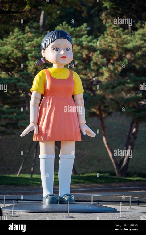 Seoul South Korea November 2021 The Giant Doll From Netflix