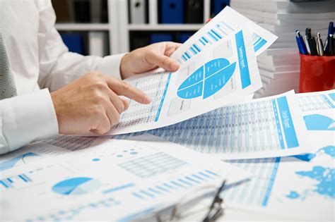 사업가 작업 및 계산 읽고 보고서를 작성합니다 사무실 직원 테이블 클로즈업 비즈니스 재무 회계 개념입니다 경영자에 대한 스톡 사진 및 기타 이미지 Istock