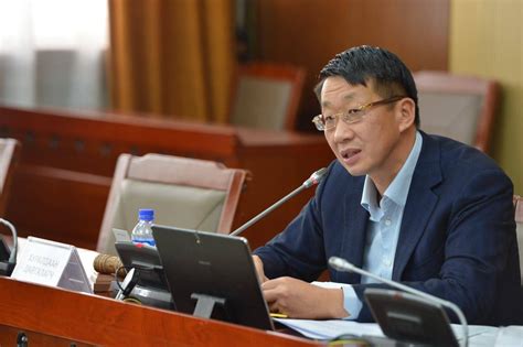 Л Энх Амгалан Англи хэлийг гуравдугаар ангиас нь заана гээд үндэснийхээ хөтөлбөрт оруулчихсан